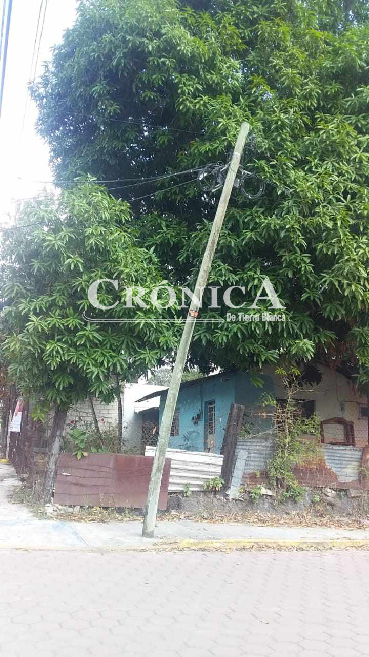 REPORTAN POSTES DE TELMEX DAÑADOS - Crónica de Tierra Blanca