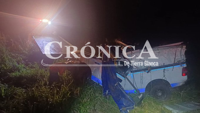 LOS RESCATAN DE UNA CAMIONETA VOLCADA EN LA AUTOPISTA - Crónica de ...
