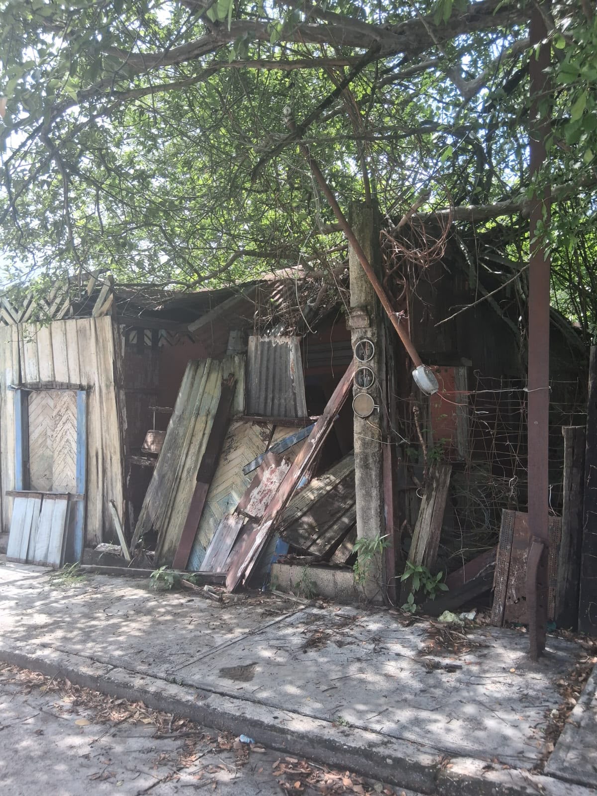 Casa en abandono pone en riesgo a familias de la Emiliano Zapata ...